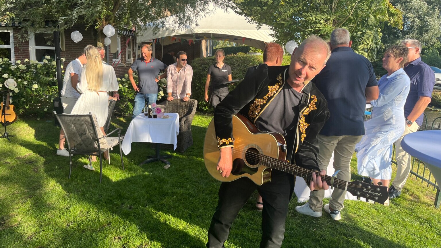 Book Pop Troubadour Ed Lemon? Directly on ShowBird.com!